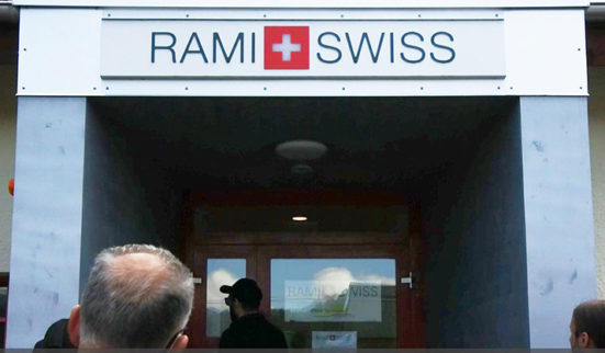 Irruption dans une usine - Le Courrier